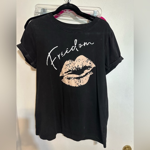 Tops | Unbranded Graphic Freedom Lip Tee L | Poshmark